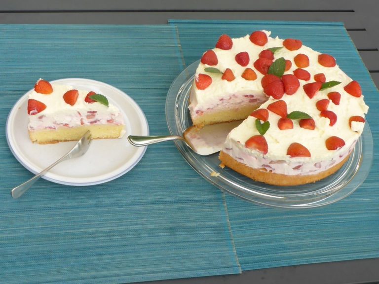 German Strawberry Cream Cake - Ester kocht