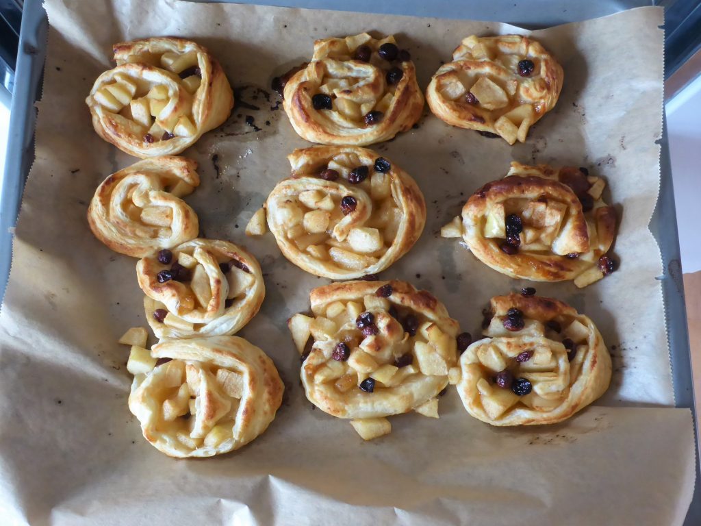 Apple Cinnamon Puff Pastry Rolls - Ester kocht