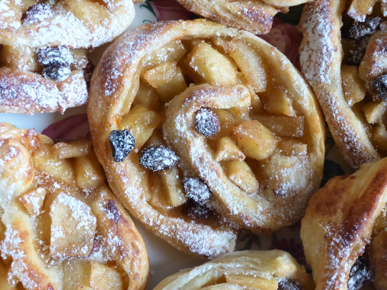 Apple Cinnamon Puff Pastry Rolls - Ester kocht