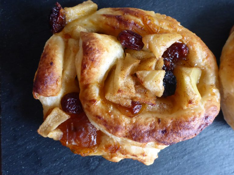 Apple Cinnamon Puff Pastry Rolls - Ester kocht