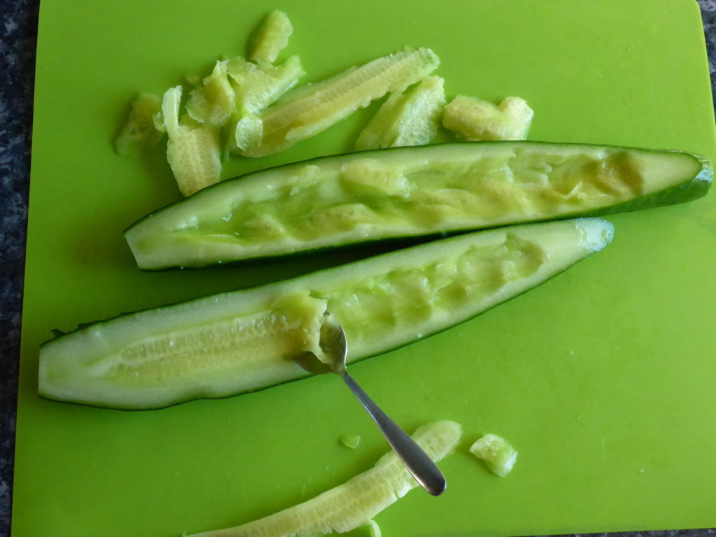 Cold cucumber soup with sour cream, yogurt and chives - Ester kocht