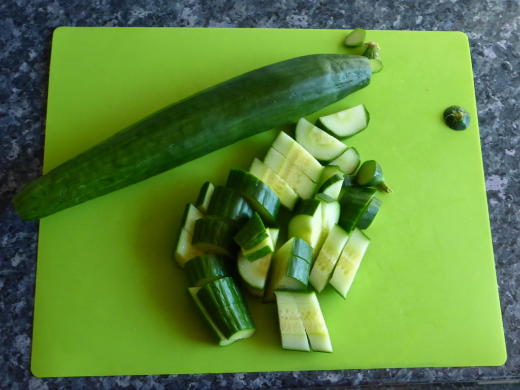 Cold cucumber soup with sour cream, yogurt and chives - Ester kocht