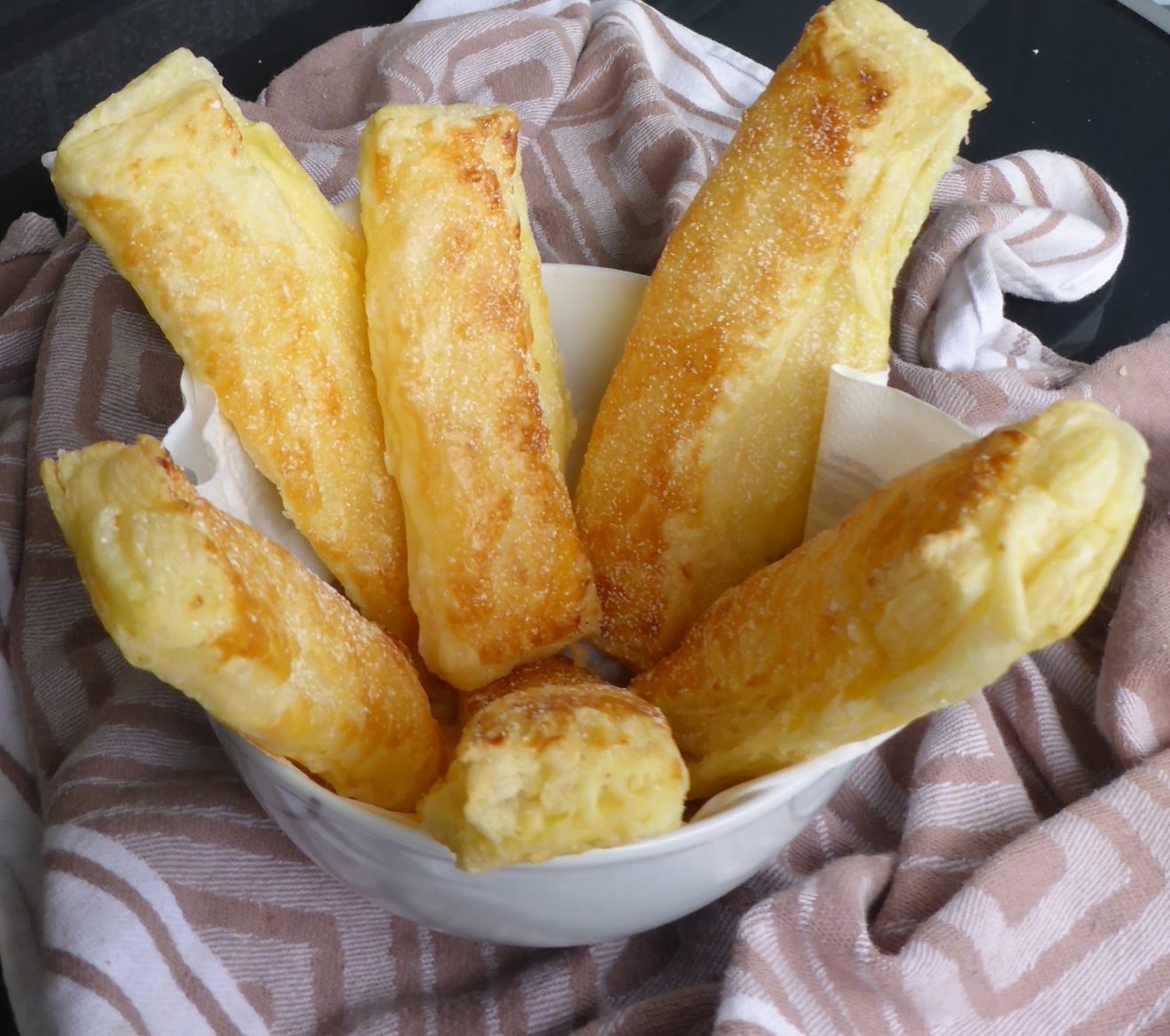 Puff Pastry Cheesecake Pockets - Ester kocht