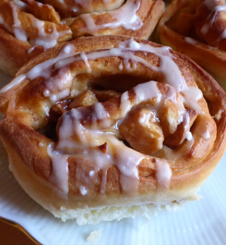 Cinnamon Rolls With Apple Pie Filling - Ester kocht