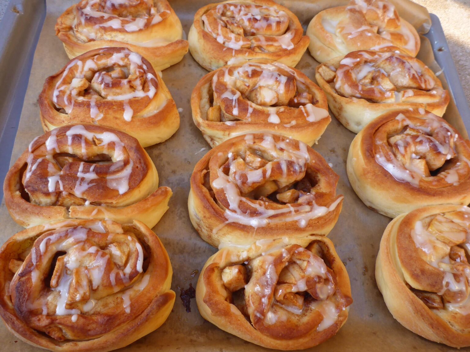 Cinnamon Rolls With Apple Pie Filling - Ester kocht