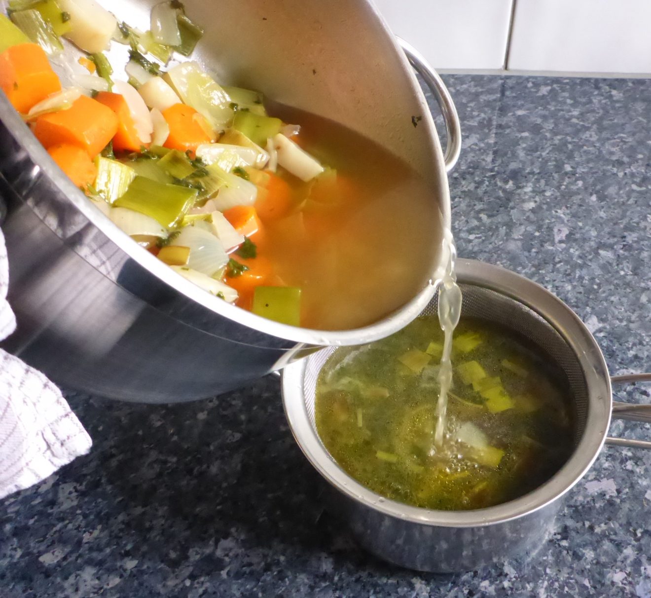 Easy Homemade Vegetable Stock - Ester kocht