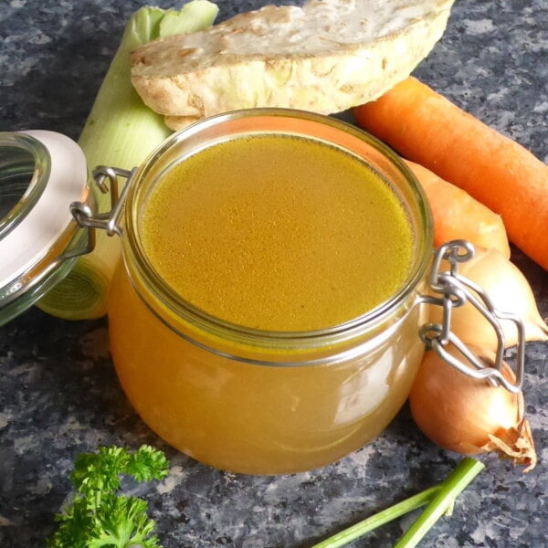 Easy Homemade Vegetable Stock - Ester kocht