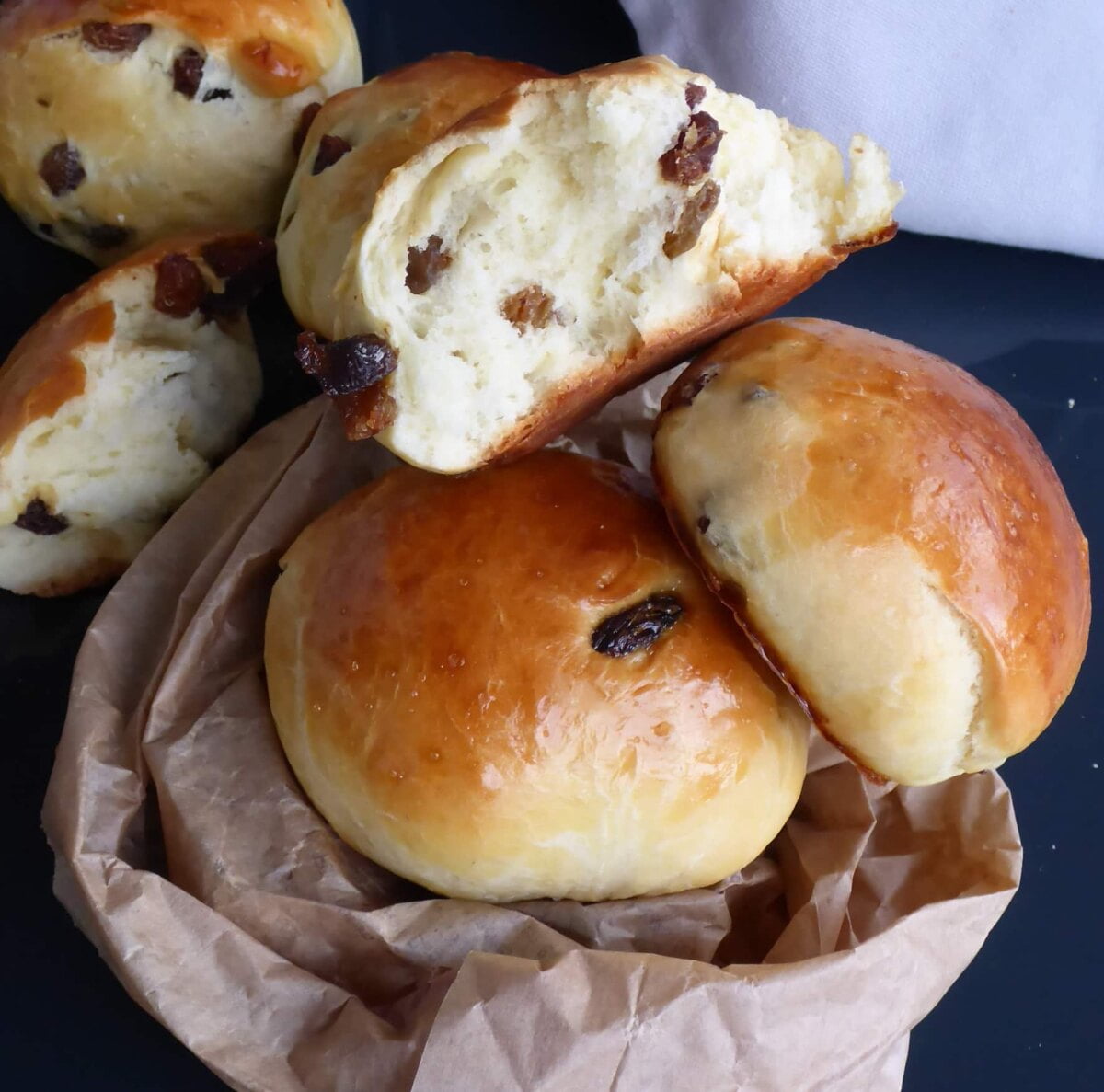 Easy Homemade Raisin Buns - Ester kocht