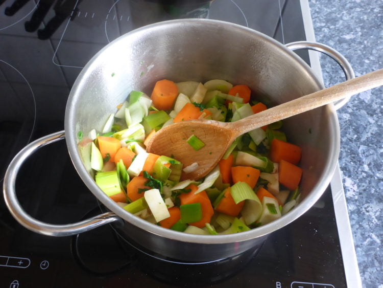 Easy Homemade Vegetable Stock - Ester kocht