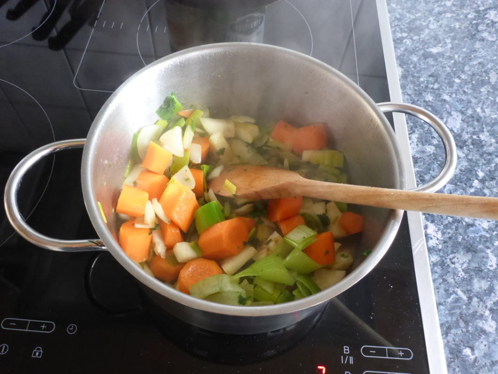 Easy Homemade Vegetable Stock - Ester kocht