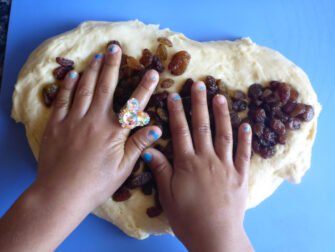 Easy Homemade Raisin Buns - Ester kocht