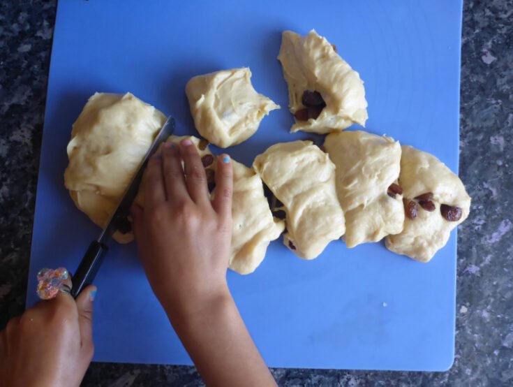 Easy Homemade Raisin Buns - Ester kocht