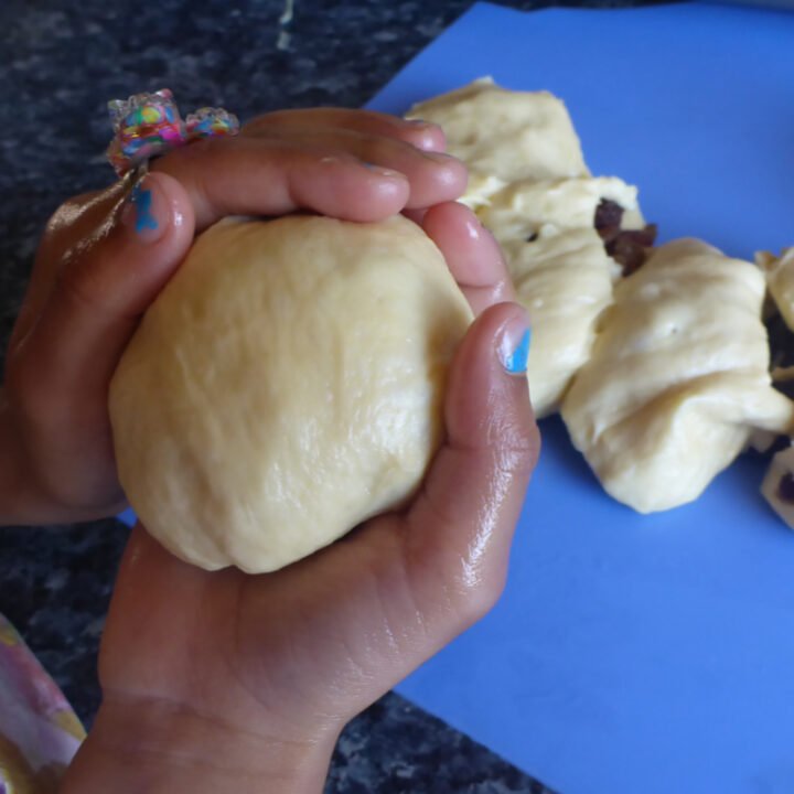 Easy Homemade Raisin Buns - Ester kocht