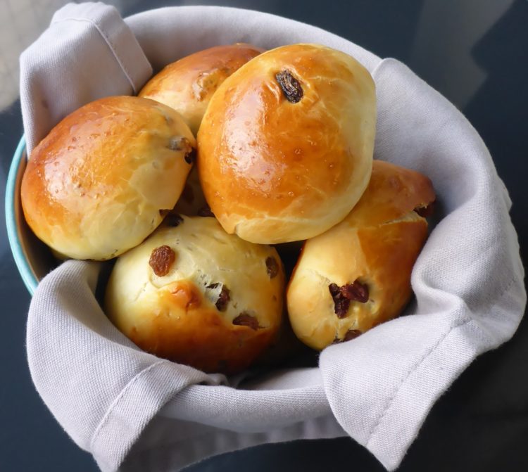 Easy Homemade Raisin Buns - Ester kocht