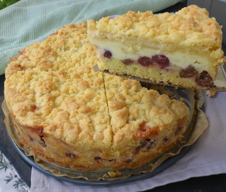 German gooseberry cake with vanilla cream and crumble - Ester kocht