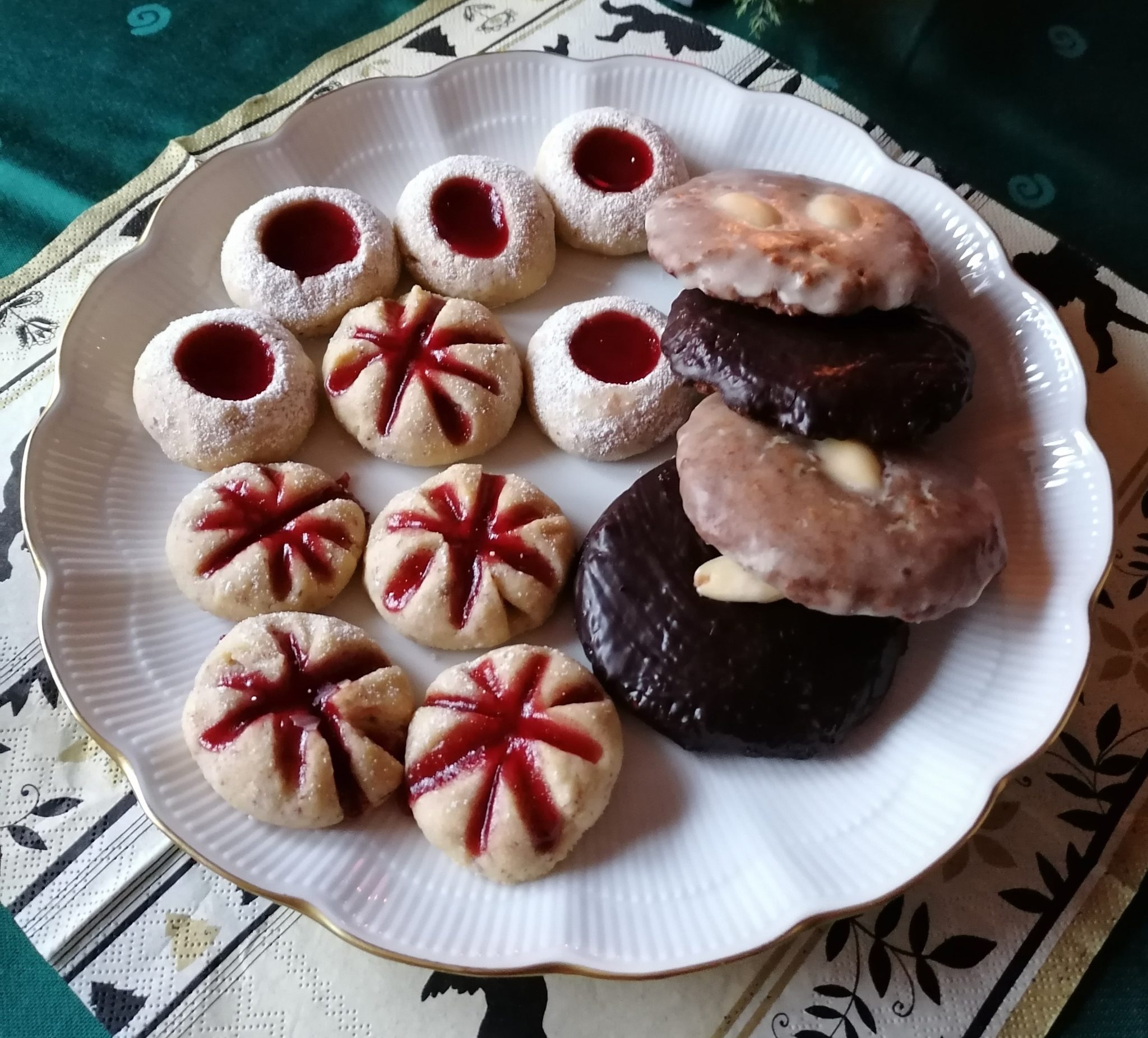 Easy Christmas cookies to make with kids: German jam – filled ...