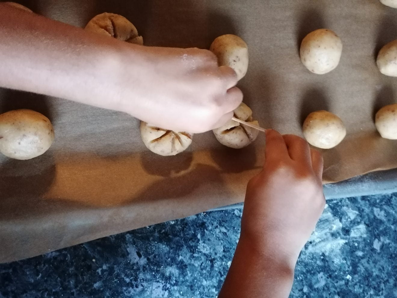 Easy Christmas cookies to make with kids: German jam – filled ...