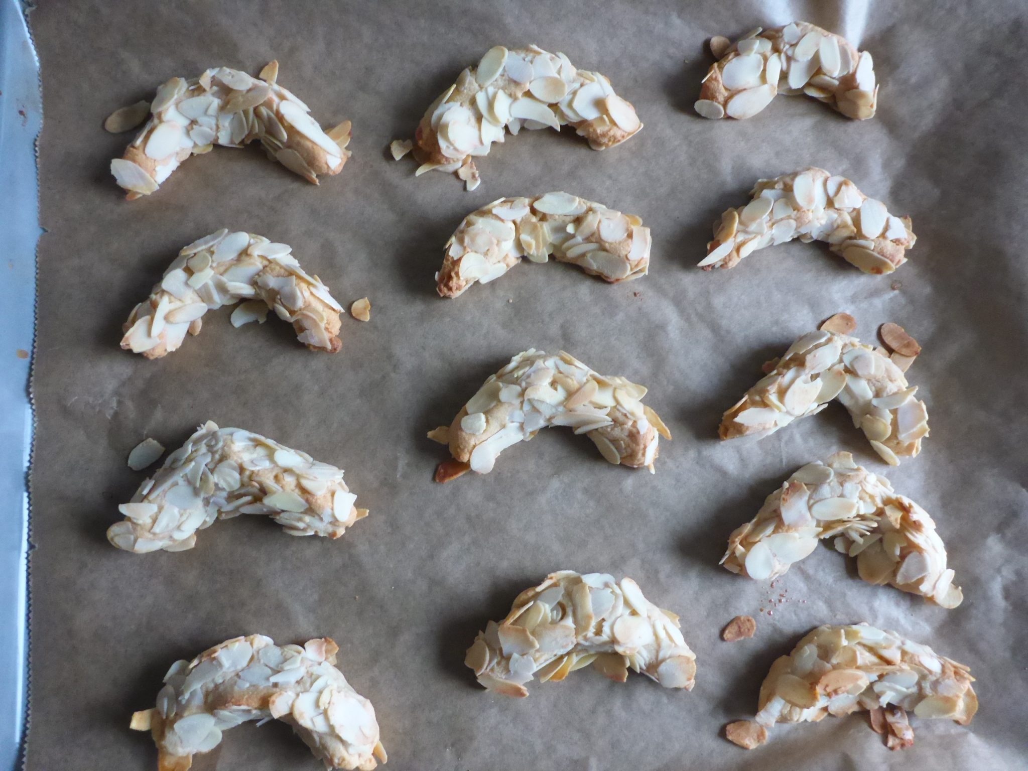 German Almond Horn Cookies (Mandelhörnchen) - Ester kocht