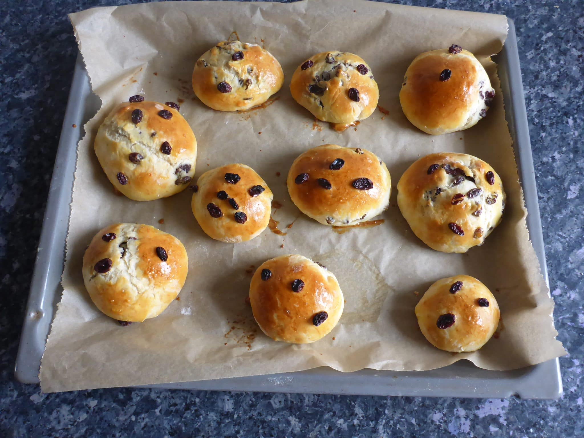 Raisin Buns WITHOUT Yeast - Ester kocht