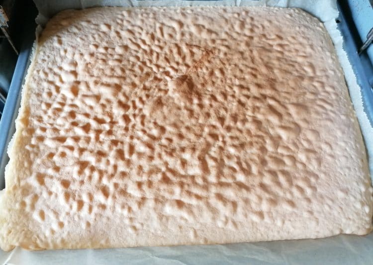 German Strawberry Cream Roll (Erdbeerrolle) - Ester kocht