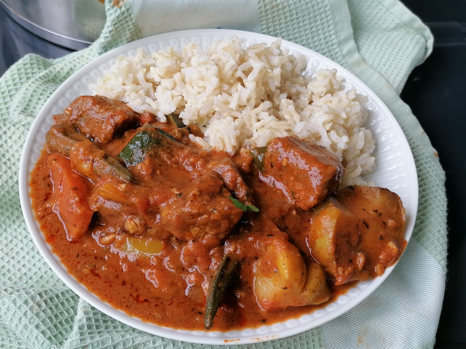 Senegaleischer Erdnusseintopf (Mafe) mit Rindfleisch - Ester kocht