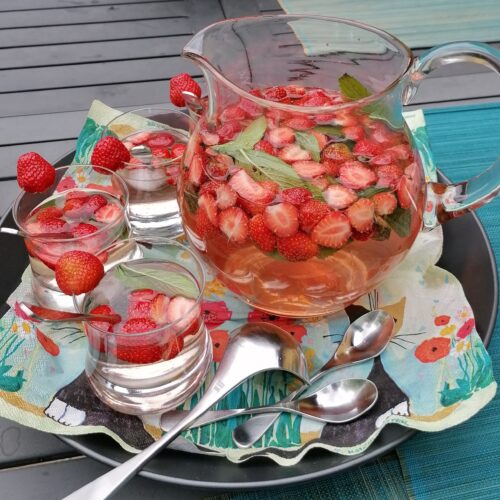 German Sparkling Strawberry Punch Non Alcoholic - Ester kocht