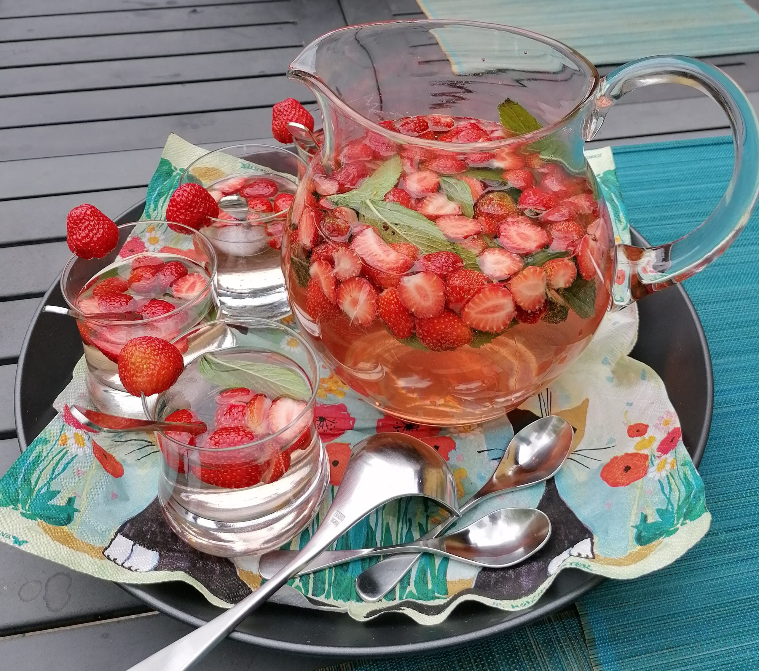 German Sparkling Strawberry Punch Non Alcoholic - Ester kocht
