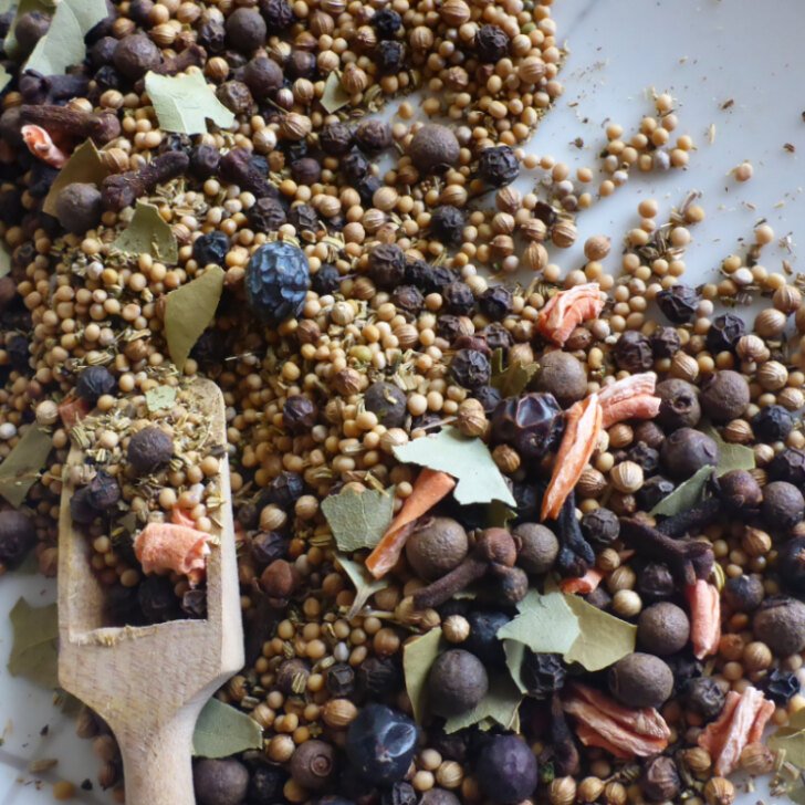 Easy Homemade German Pickling Spice Recipe - Ester kocht