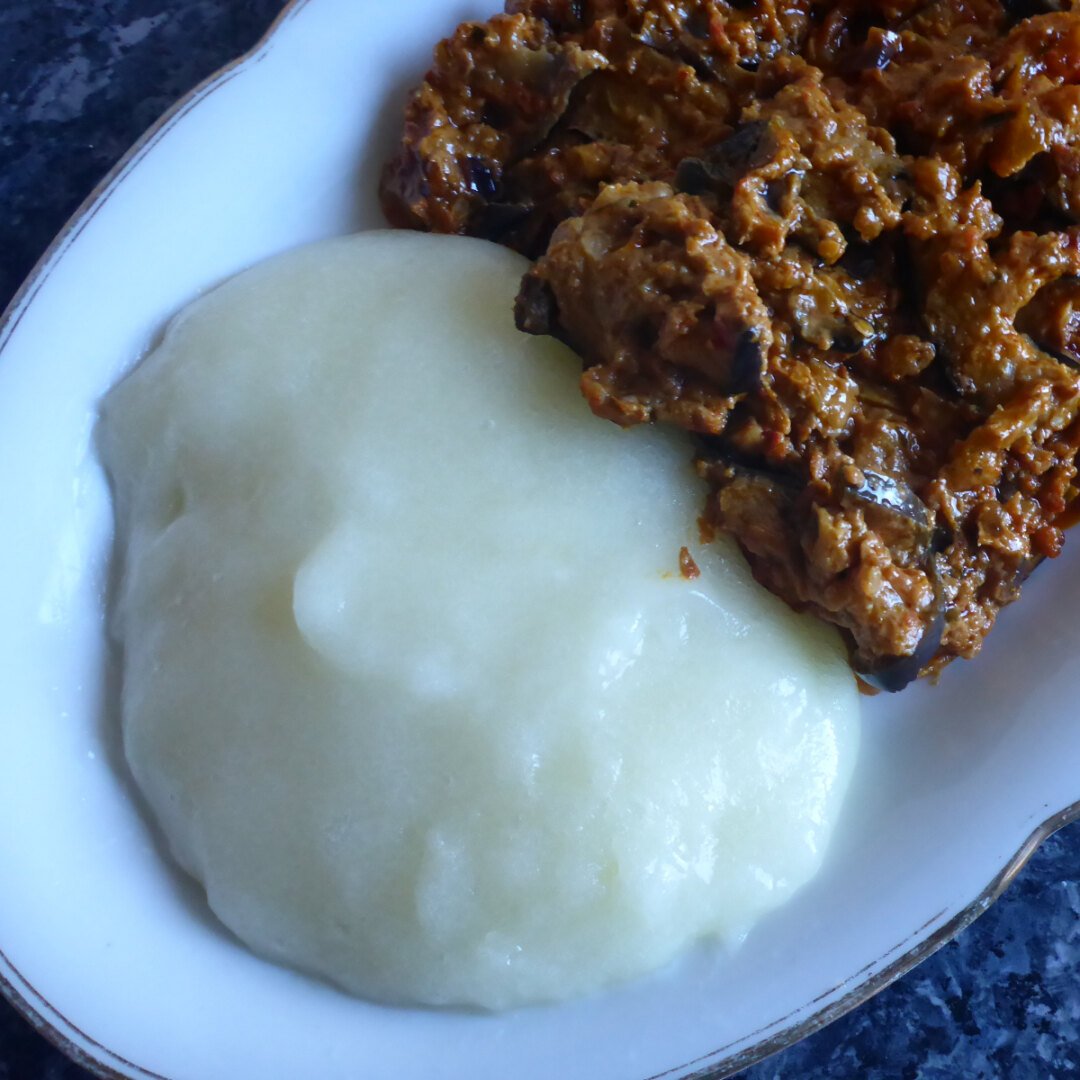 Afrikanisches Fufu Rezept aus Maniok - Ester kocht