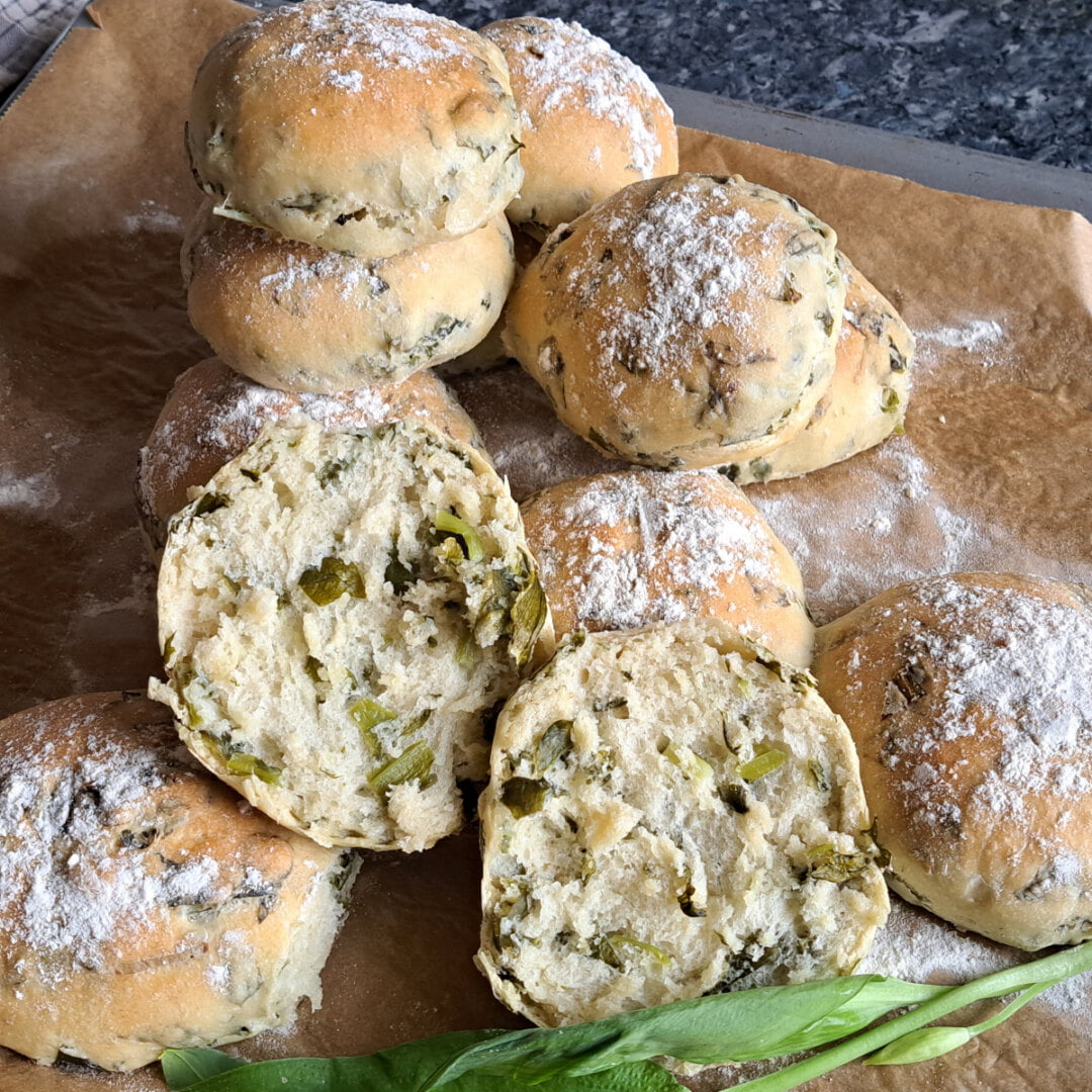 Homemade Wild Garlic Bread Rolls - Ester kocht